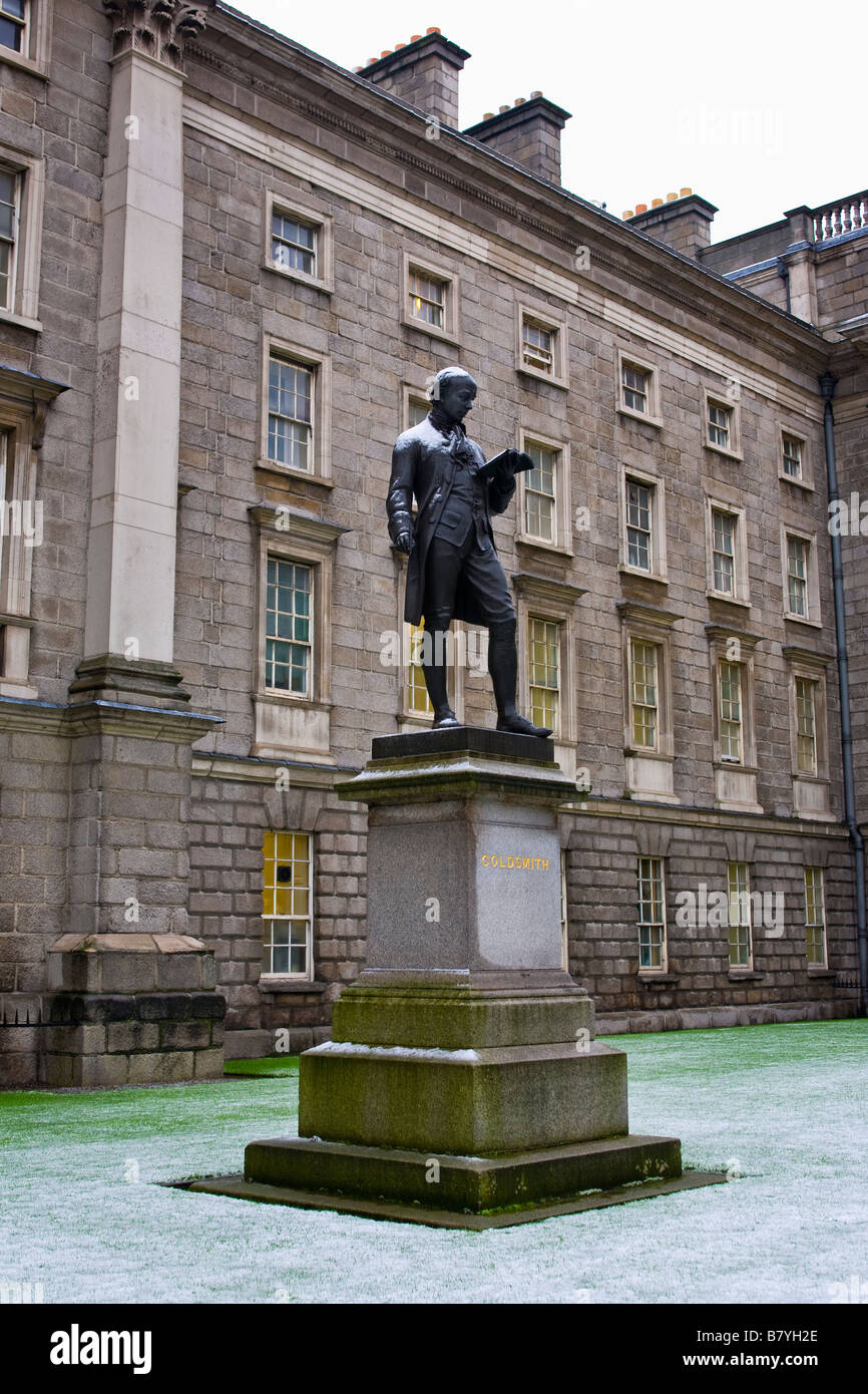 Oliver goldsmith statue dublin hi-res stock photography and images - Alamy