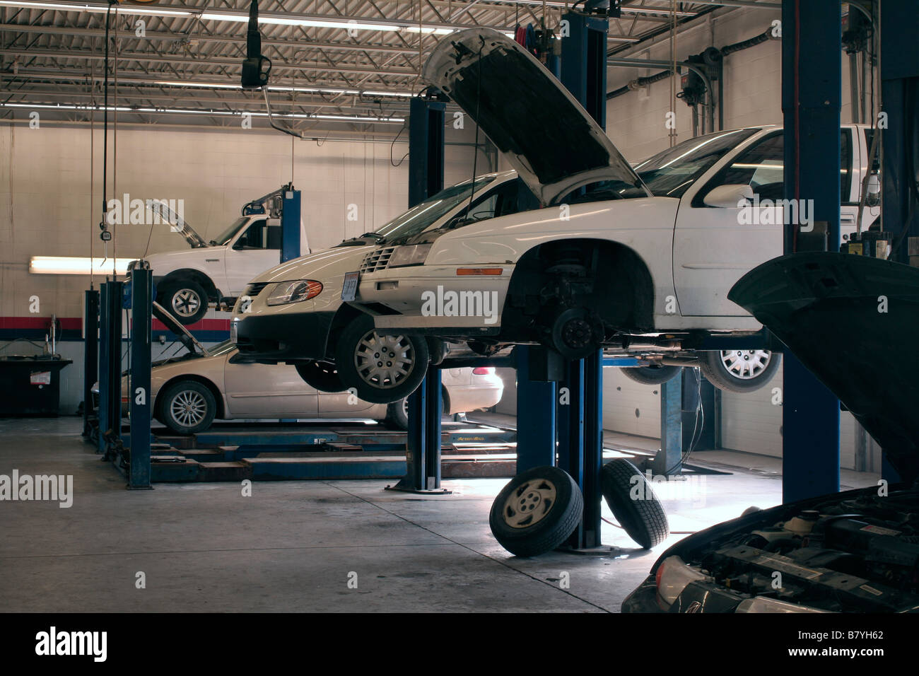 Automobile service garage Stock Photo - Alamy