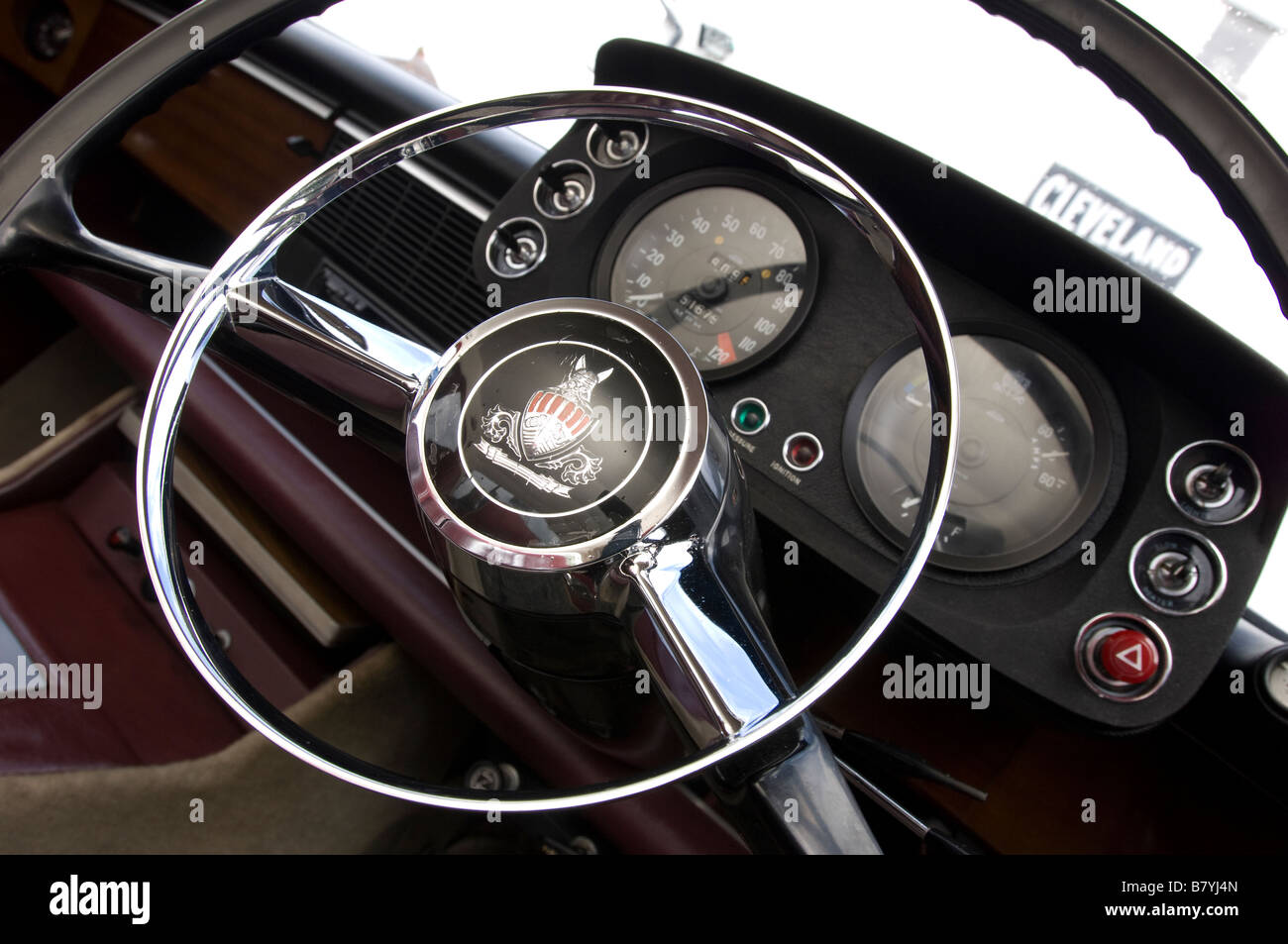 Rover P5B car steering wheel and dashboard - chrome horn ring Stock ...