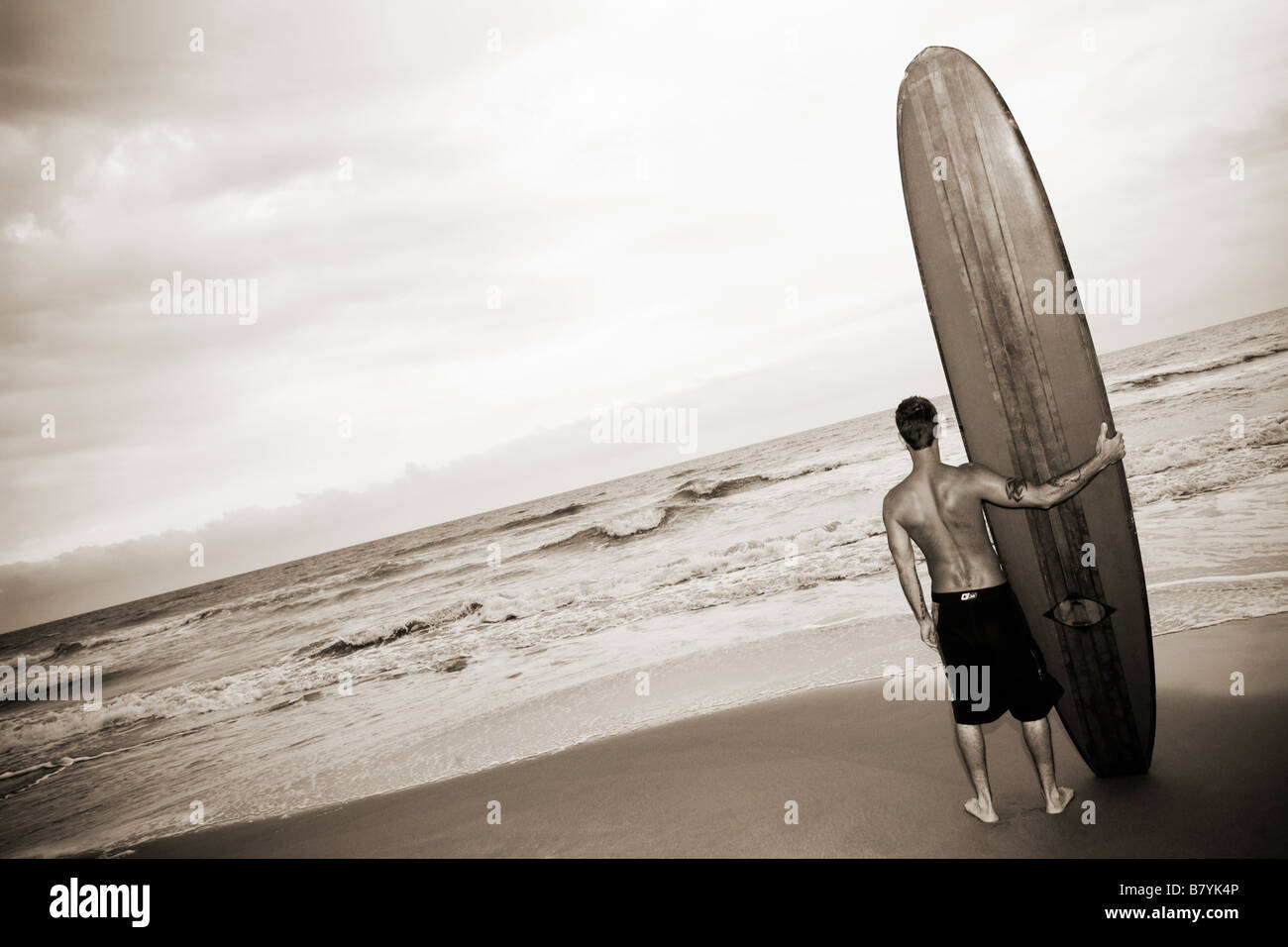 Man checking surfboard hi-res stock photography and images - Alamy
