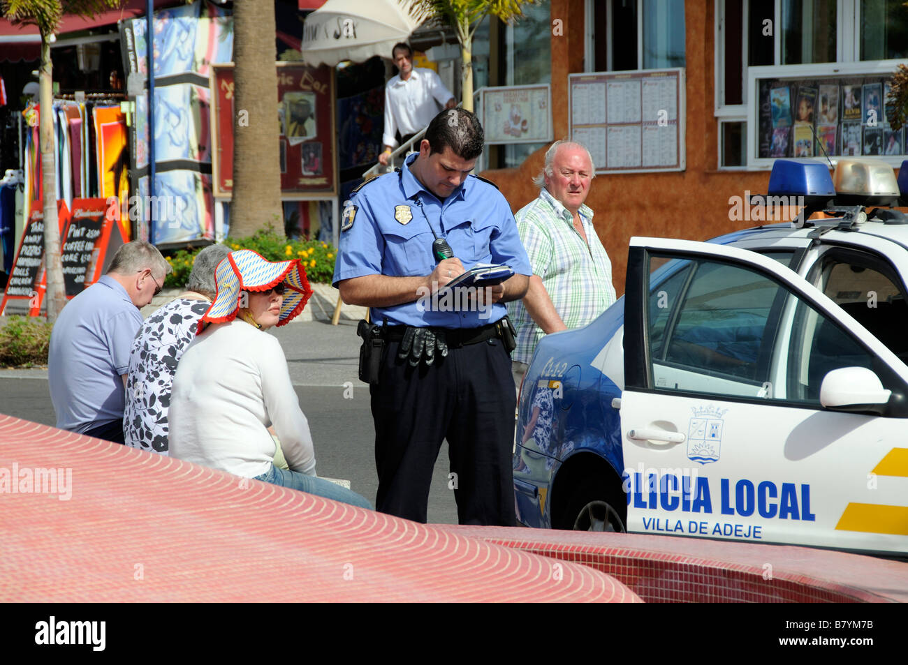 Police taking notes crime scene hi-res stock photography and images - Alamy