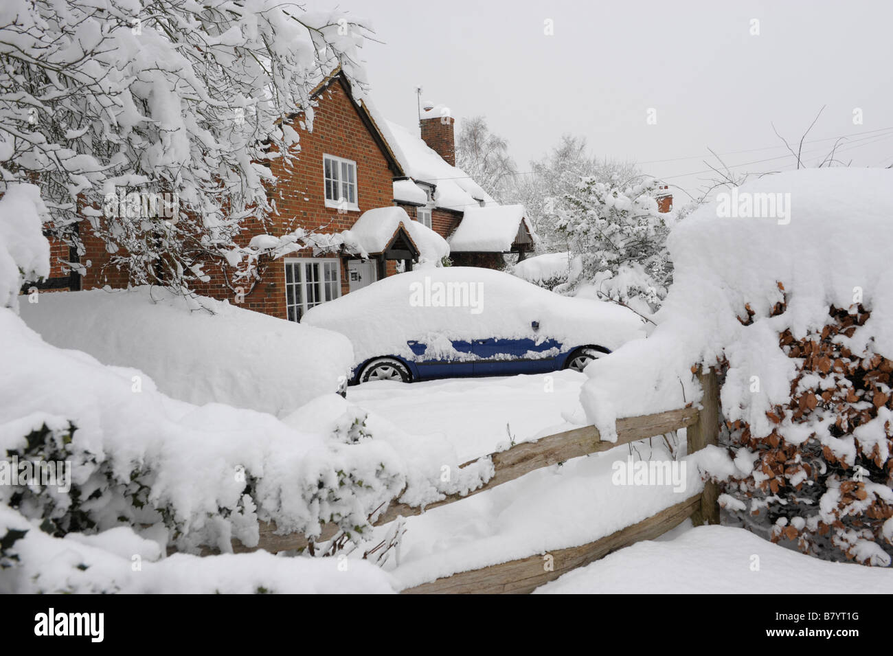 English cottage in snow hi-res stock photography and images - Alamy