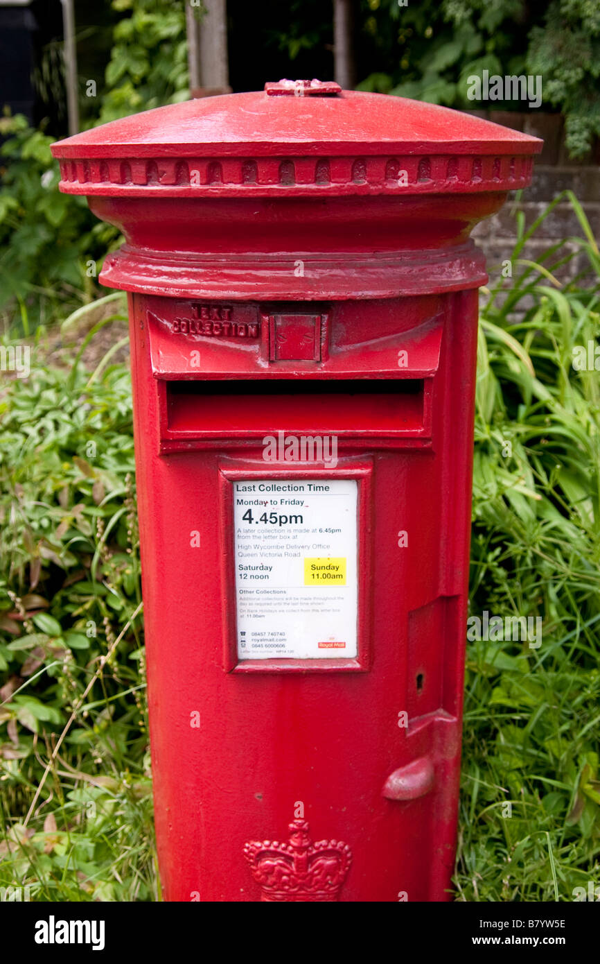 Traditional British red post or pillar box Stock Photo - Alamy