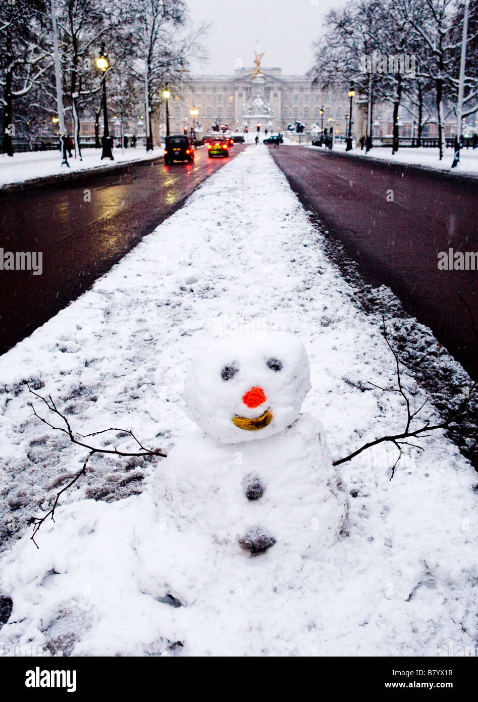 Buckingham palace in snow london hi-res stock photography and images ...