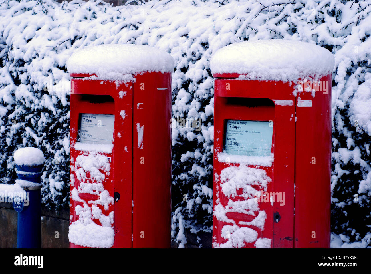 Snow covered red postbox hi-res stock photography and images - Alamy