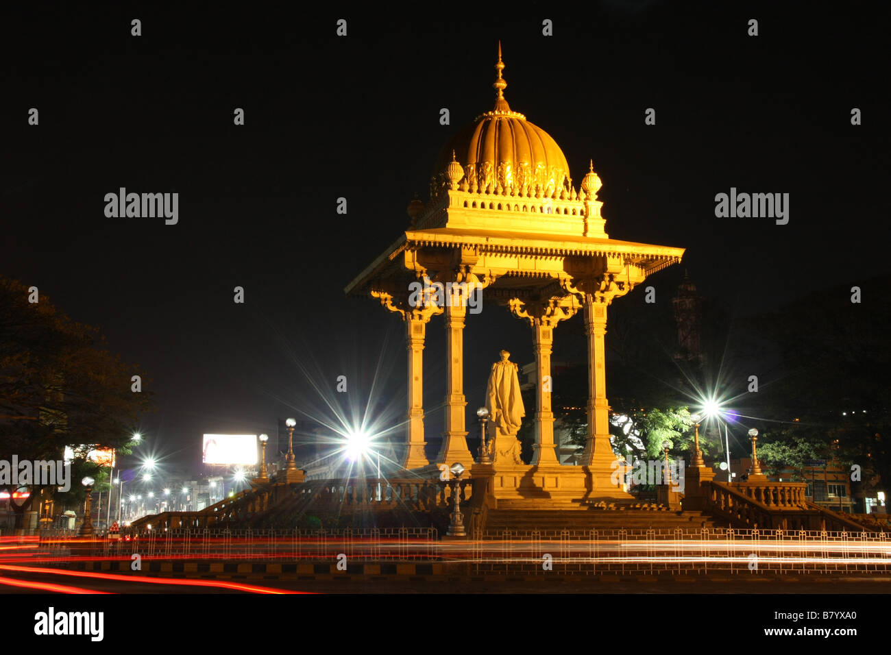 Statue of Maharaja Krishnaraja Wodeyar at Krishnaraja Circle in Mysore ...