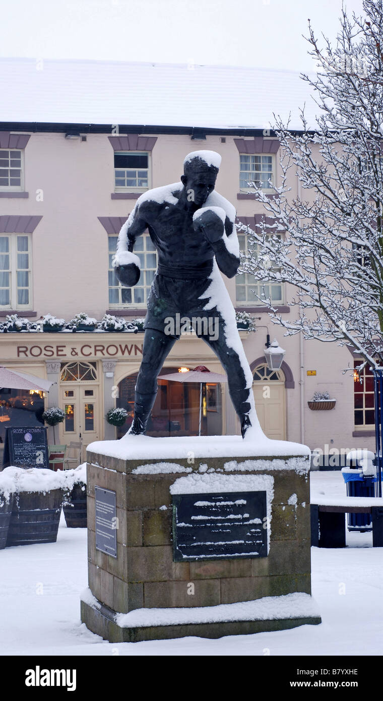 Randolph Turpin statue with snow on, Warwick, Warwickshire, England, UK ...