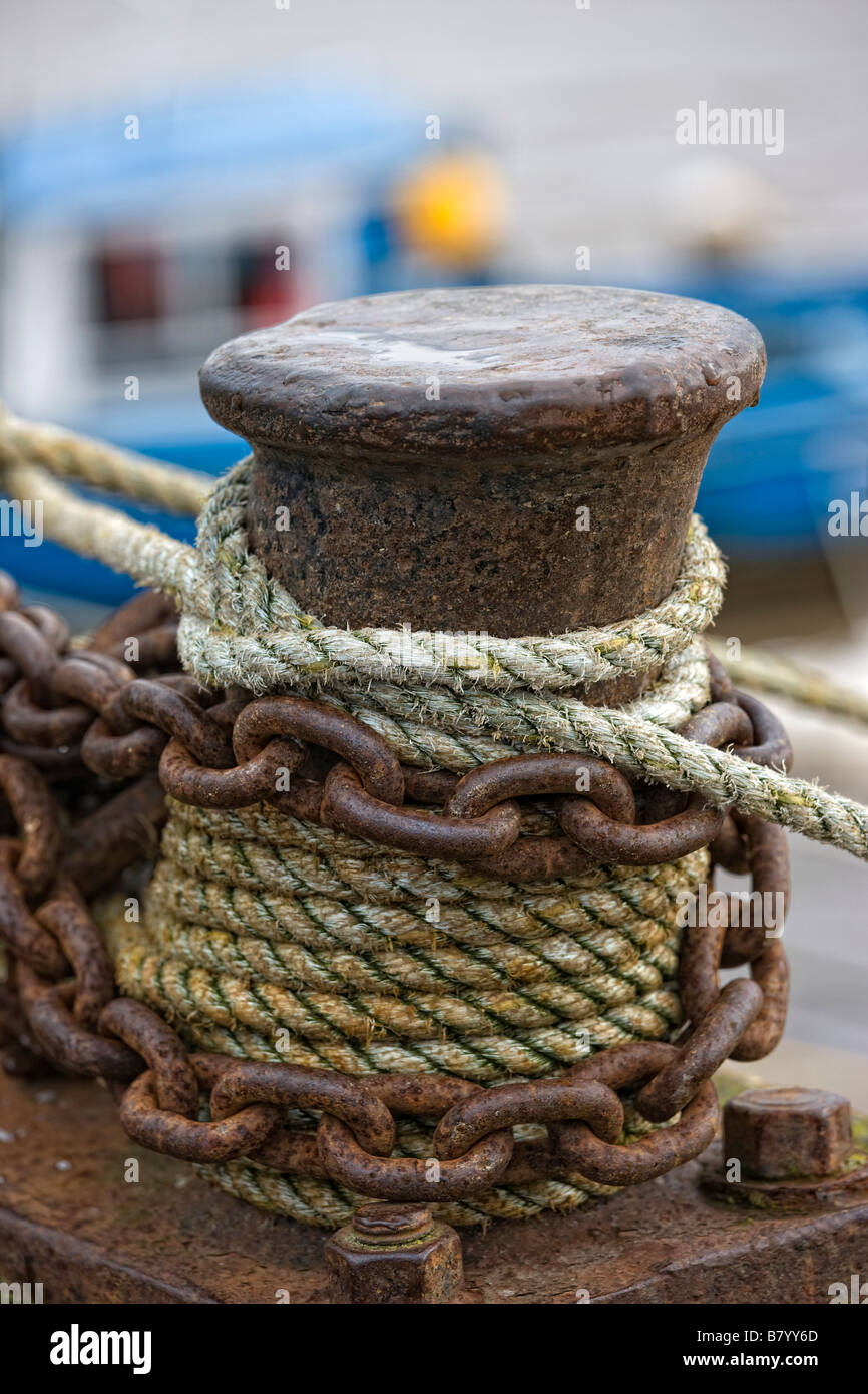 Rope and chain on post Stock Photo - Alamy