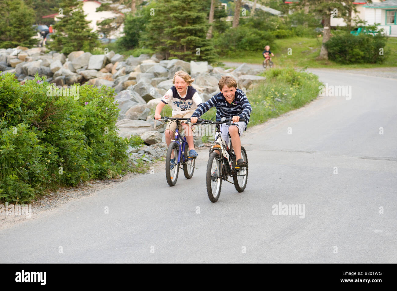 Kids riding their bikes together Stock Photo - Alamy