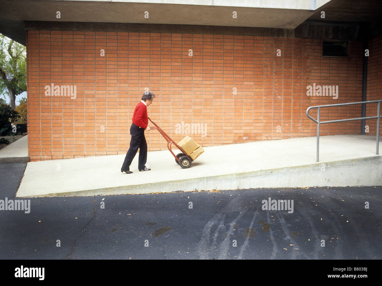 Incline ramp hi-res stock photography and images - Alamy