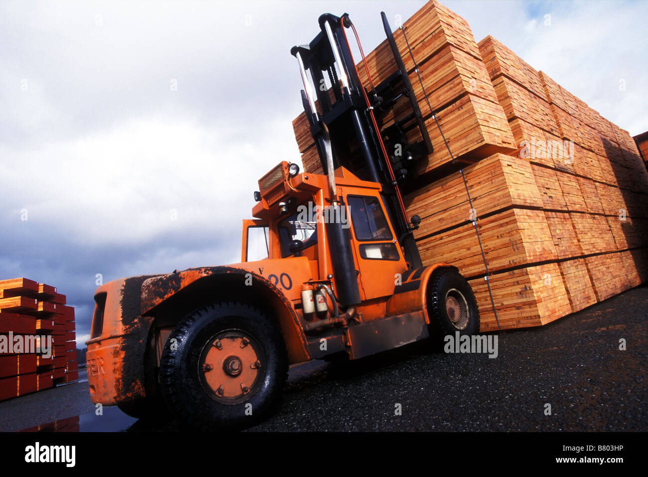 Forklift moving lumber hi-res stock photography and images - Alamy