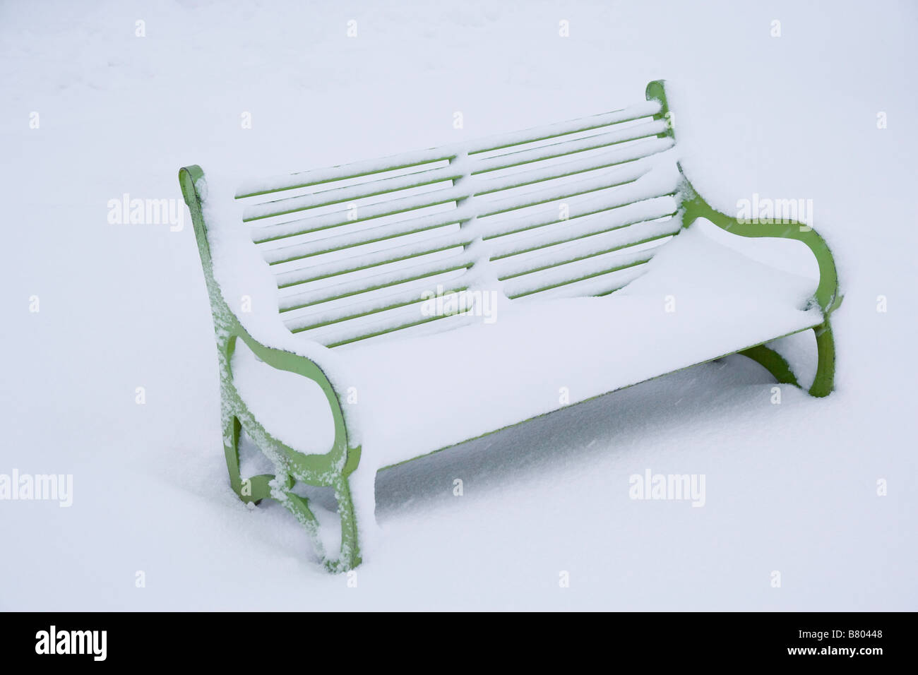 a snow covered bench Stock Photo - Alamy