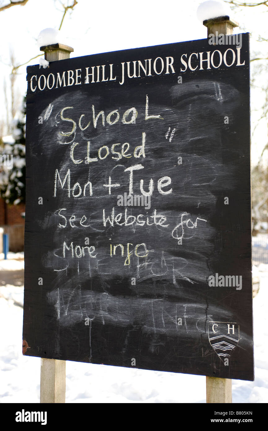 School closed sign due snow hi-res stock photography and images - Alamy