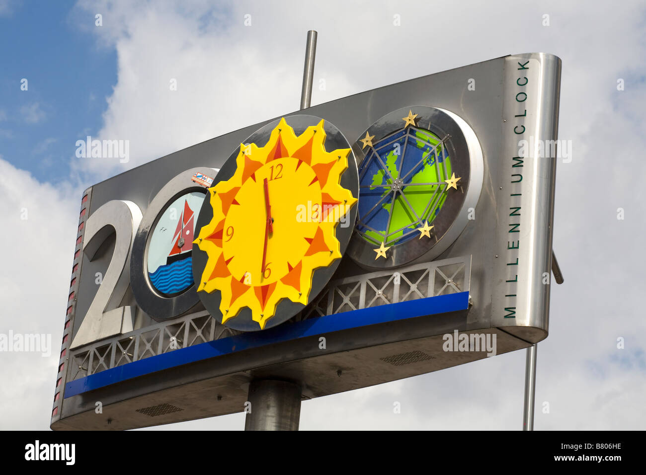 THE MILLENNIUM CLOCK IN THE SOUTHEND ON SEA TOWN CENTER, A VERY MODERN ...