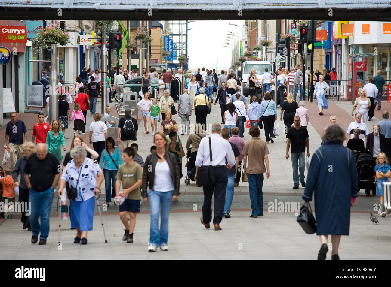 SOUTHEND ON SEA TOWN VIEWS, HIGH STREET SHOPPING WITH MANY PEOPLE ...