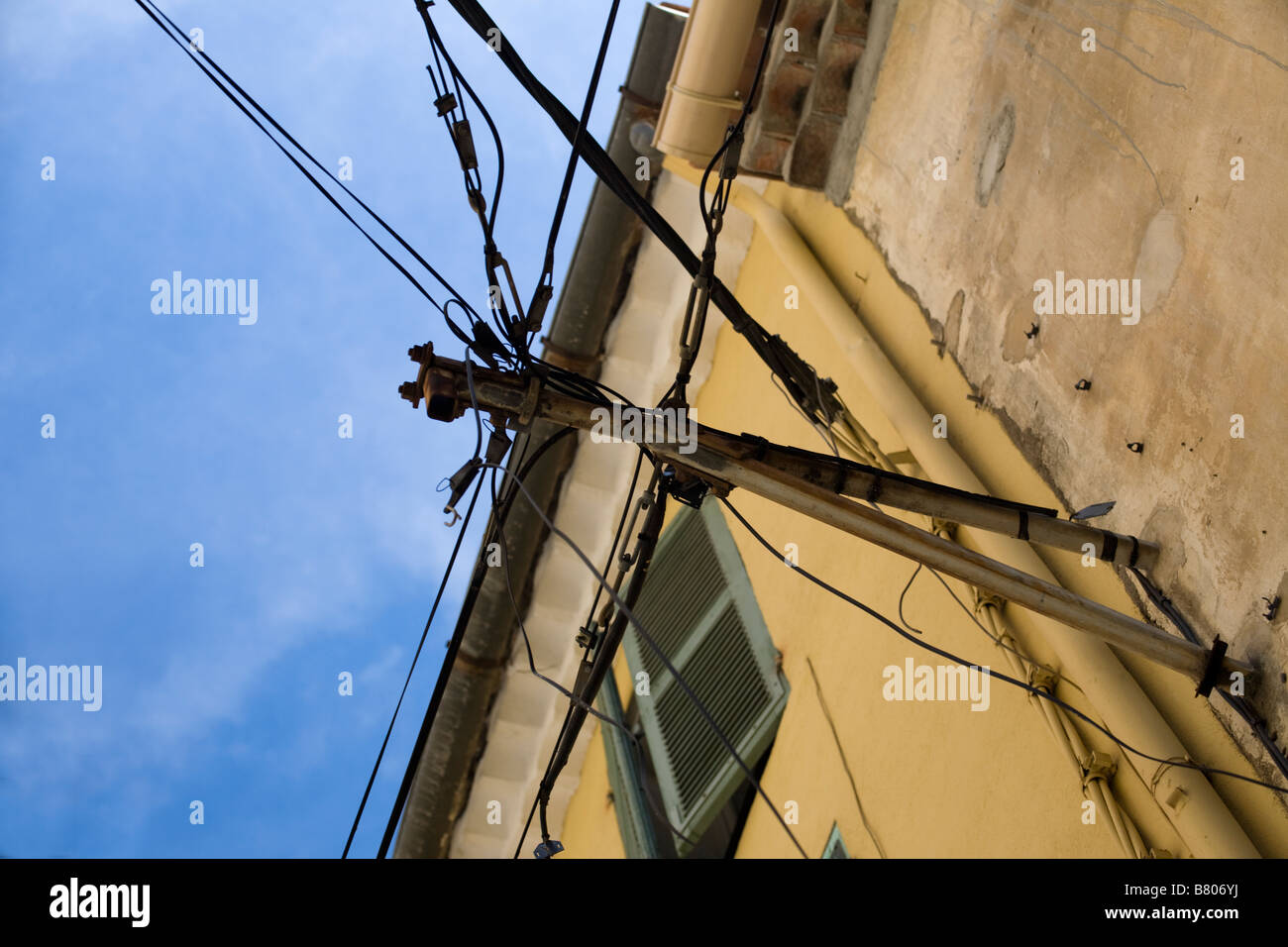 Linking wires hi-res stock photography and images - Alamy