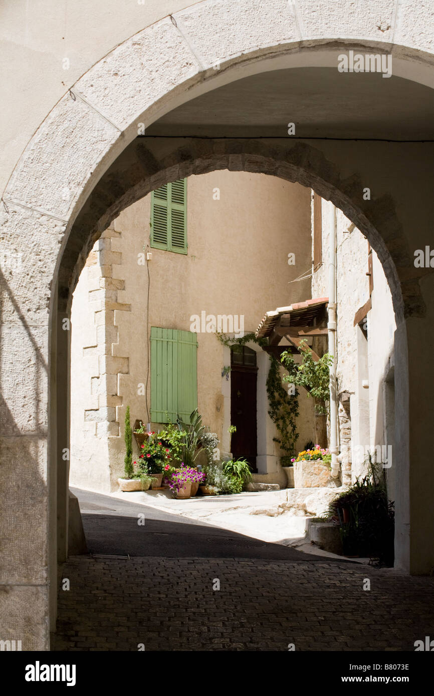 Arcade house hi-res stock photography and images - Alamy