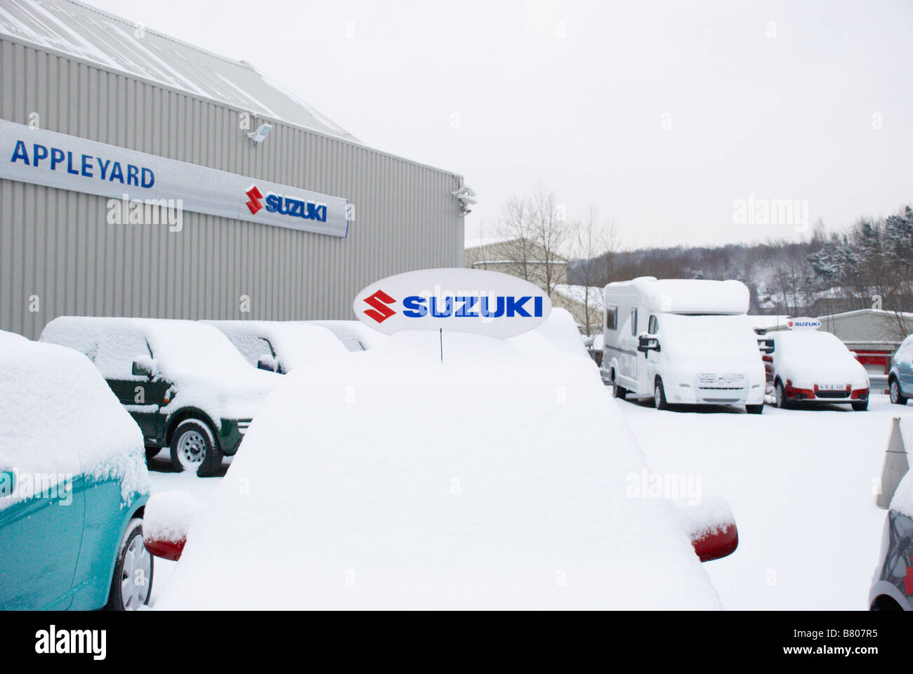 Snow covered roof garage hi-res stock photography and images - Alamy