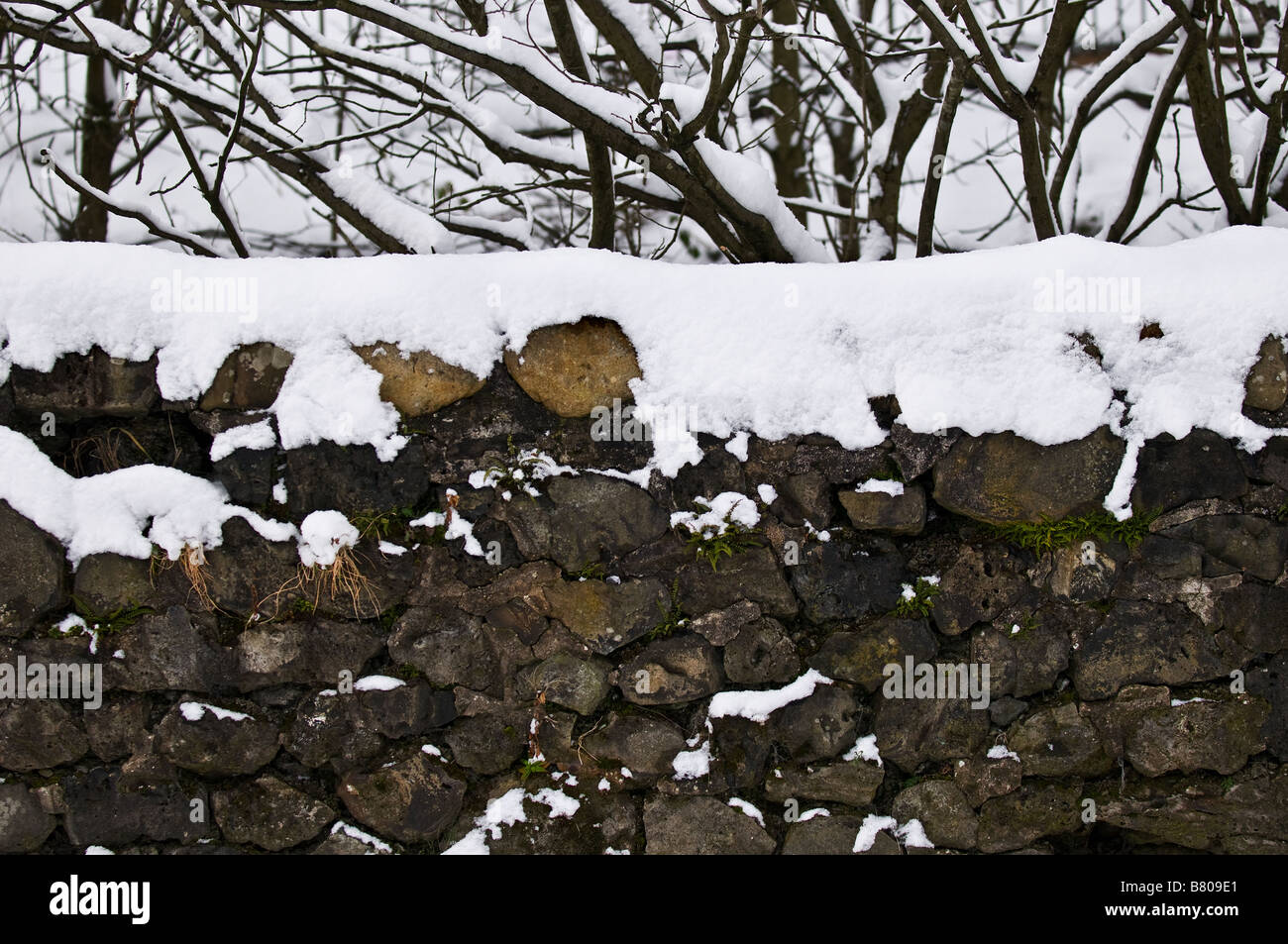 A stone wall topped with snow Stock Photo - Alamy