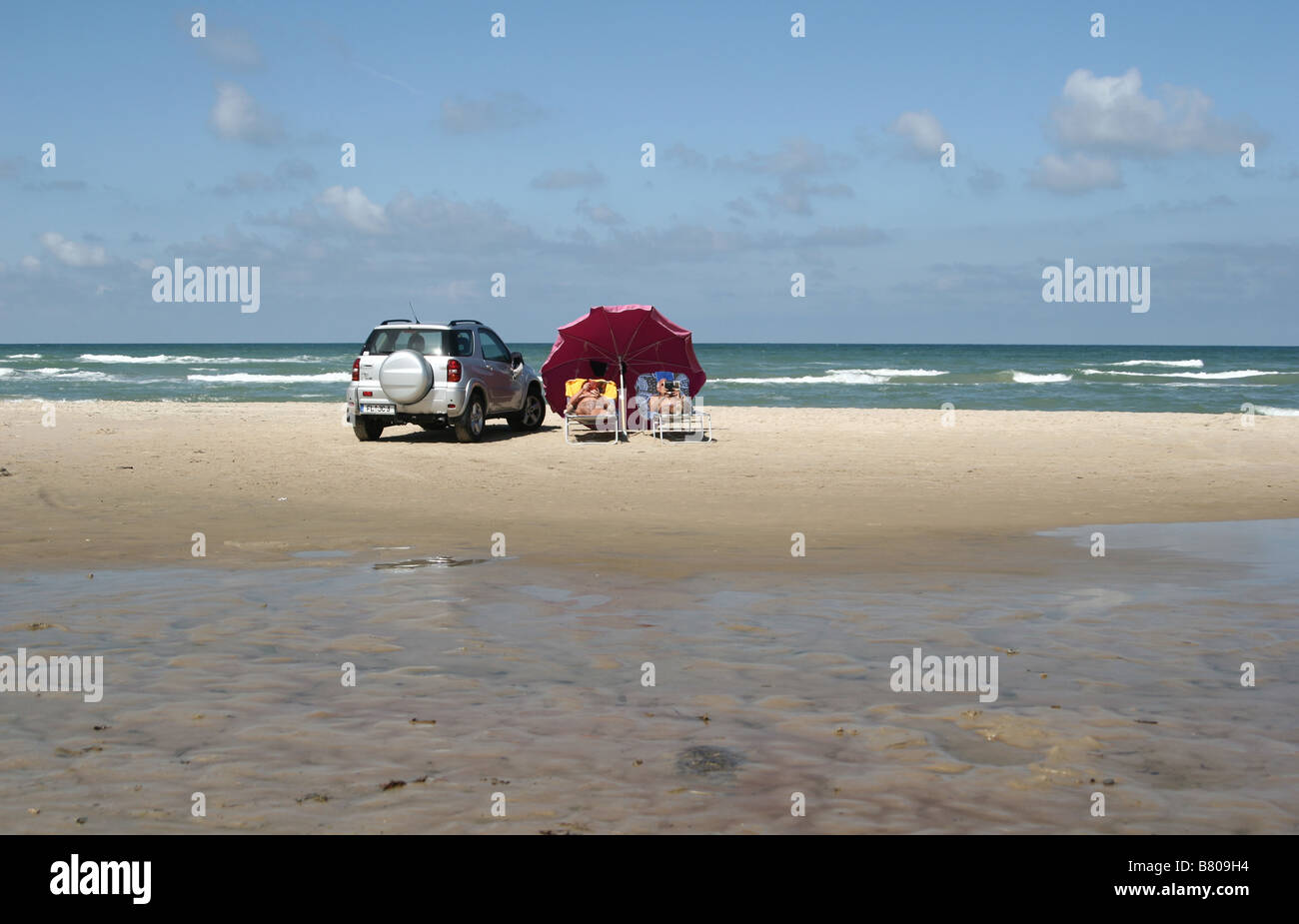 Tourists and famillies on the beach in Denmark (west coast in Loekken ...