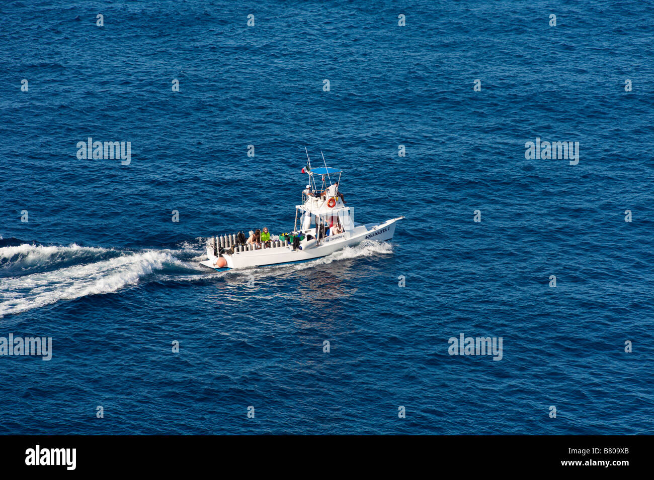 Commercial dive boat heads back to cruise terminal after diving ...