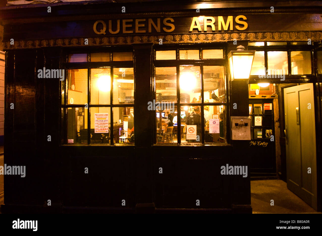 Queens arms hi-res stock photography and images - Alamy