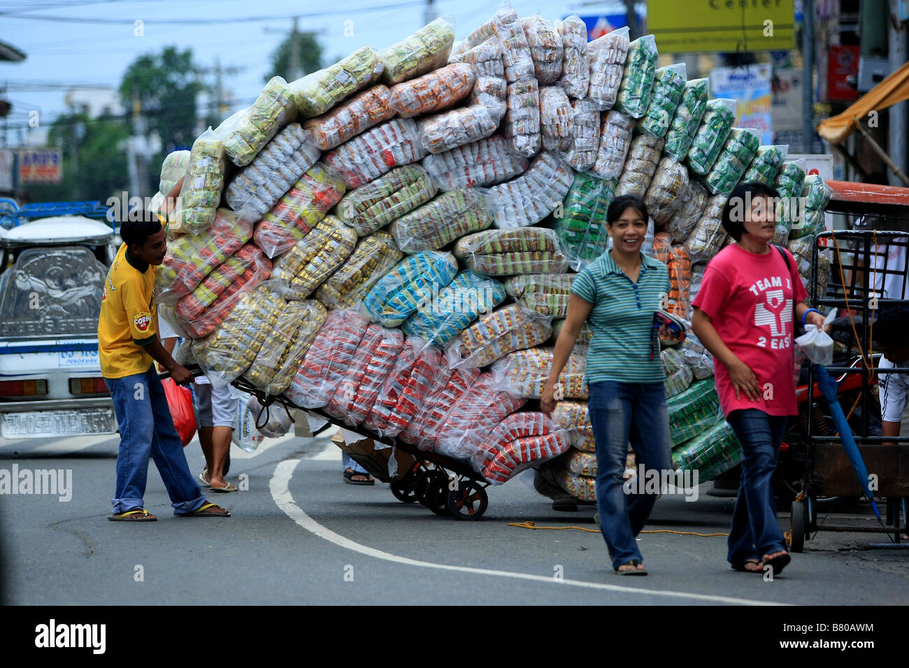 Transfer of goods at the market in Alaminos the city of the Hundred ...