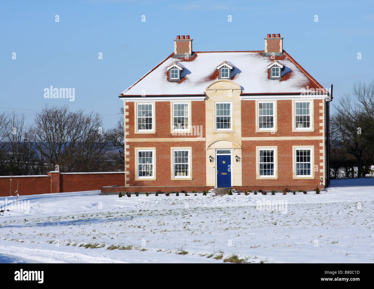 House exterior uk detached brick hi-res stock photography and images ...