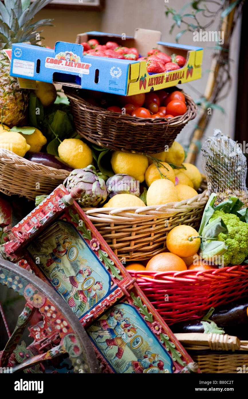 Fruit stall rome hi-res stock photography and images - Alamy