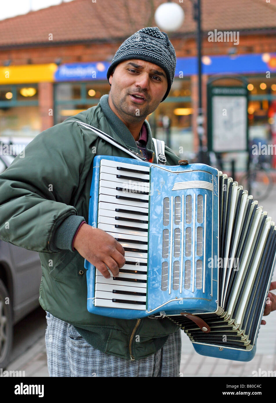 Gypsy musician hi-res stock photography and images - Alamy