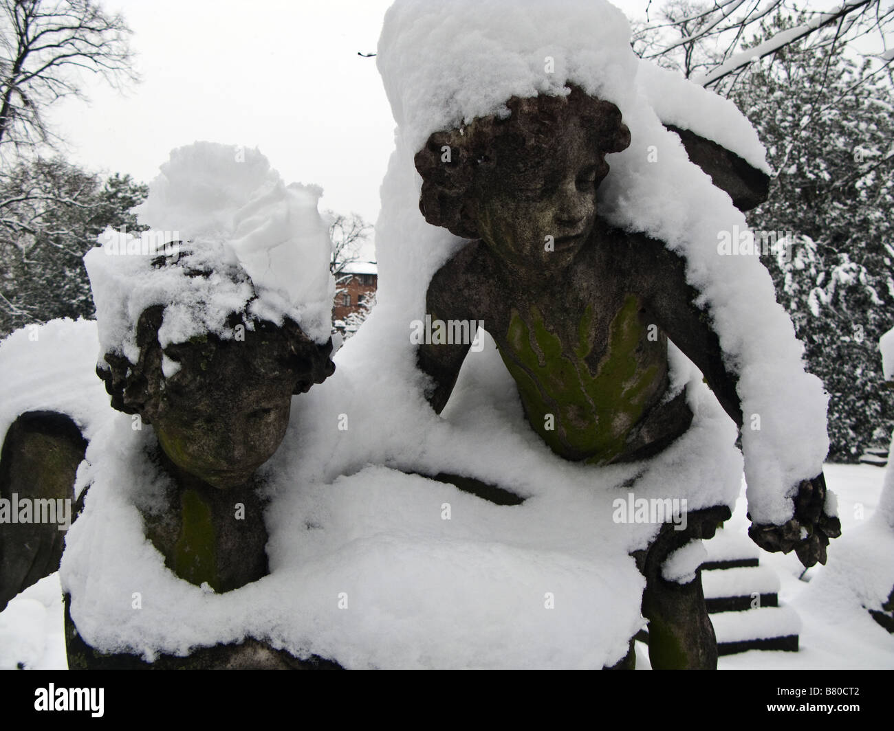 Statues in snow hi-res stock photography and images - Alamy