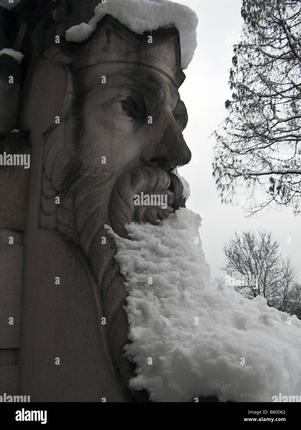 Snowy statue hi-res stock photography and images - Alamy