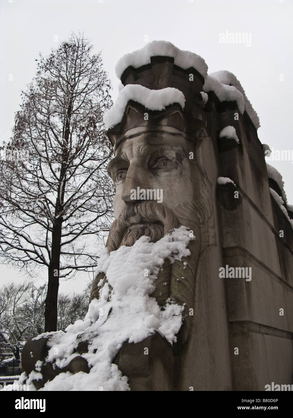 Snowy statue hi-res stock photography and images - Alamy