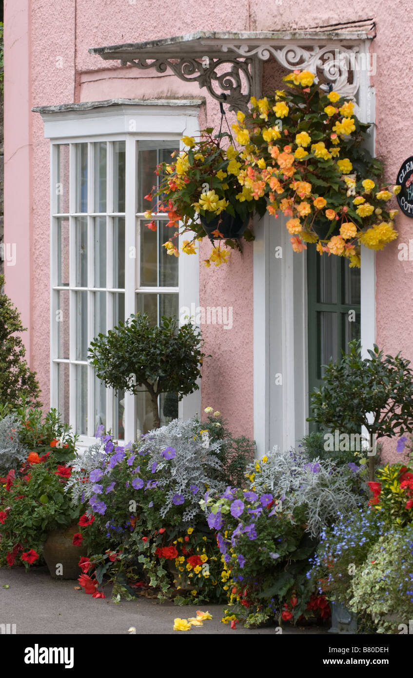 Bay window cottage hi-res stock photography and images - Alamy
