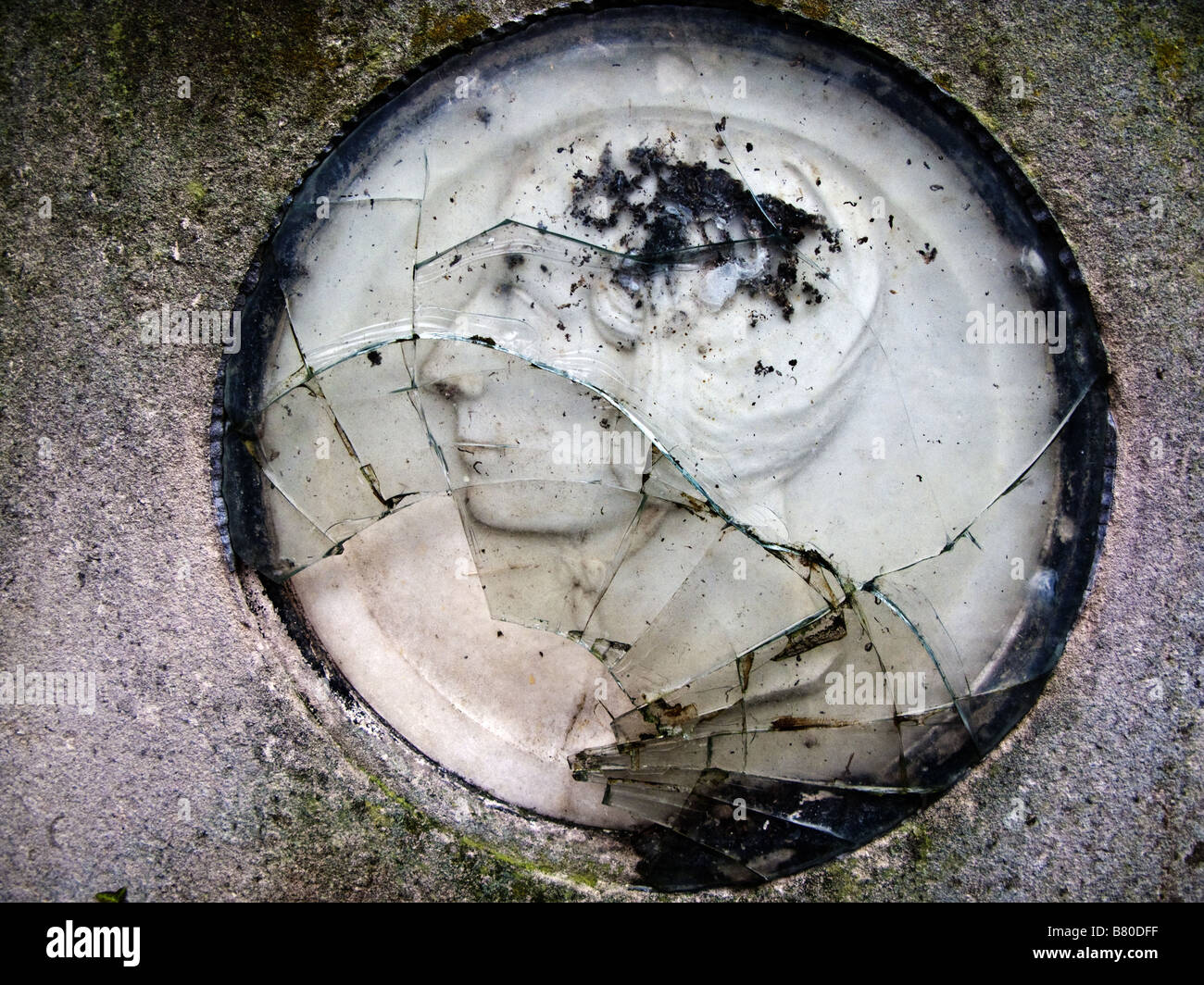 Gravestone figure hi-res stock photography and images - Alamy