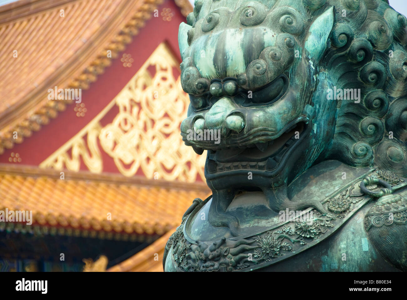 Brass lion statue hi-res stock photography and images - Alamy