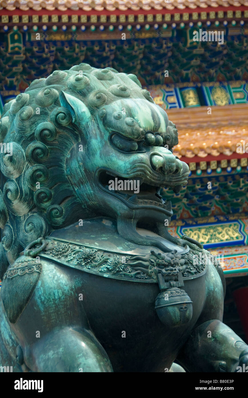 Dragons guarding hi-res stock photography and images - Alamy