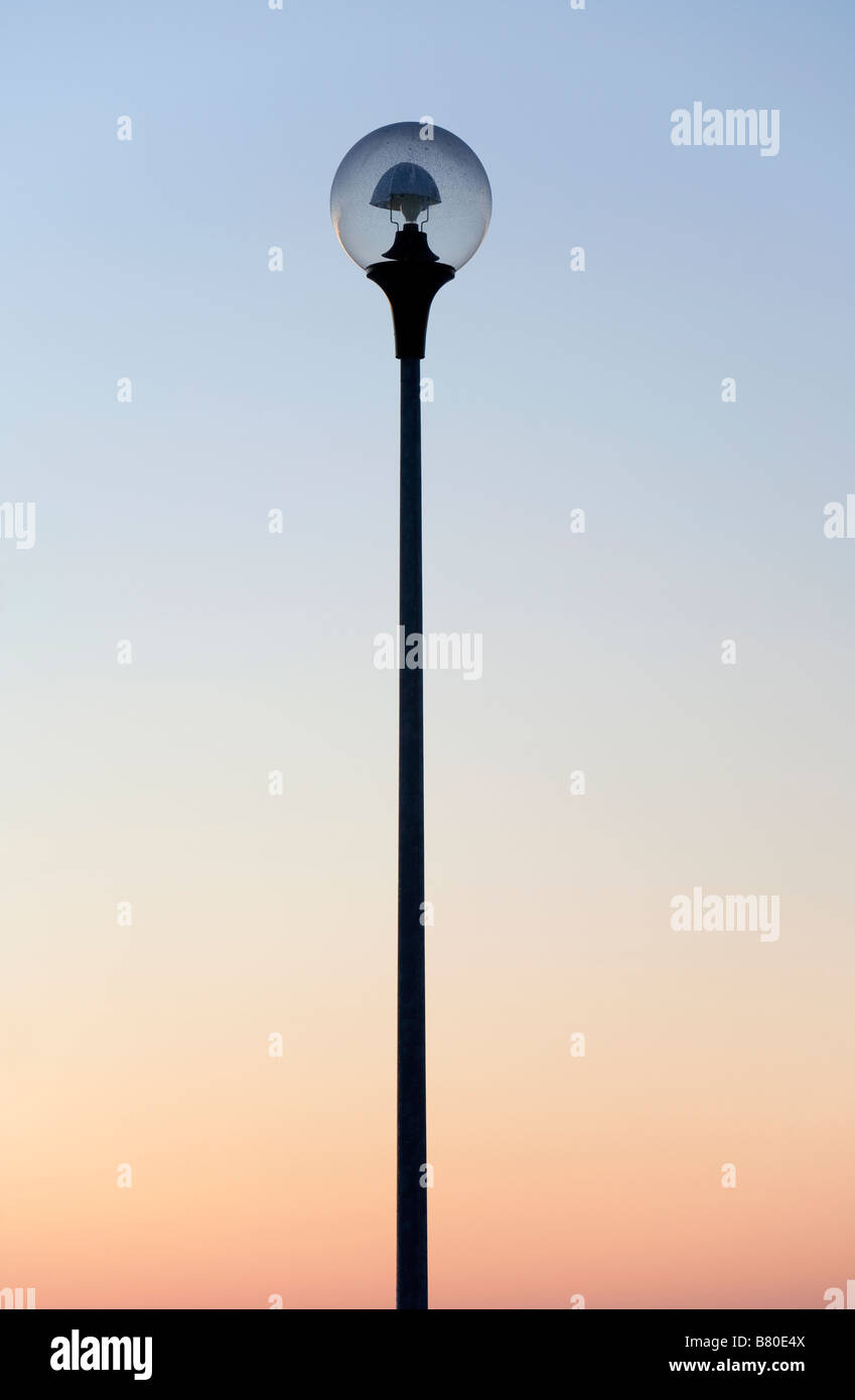 Lone streetlight hi-res stock photography and images - Alamy