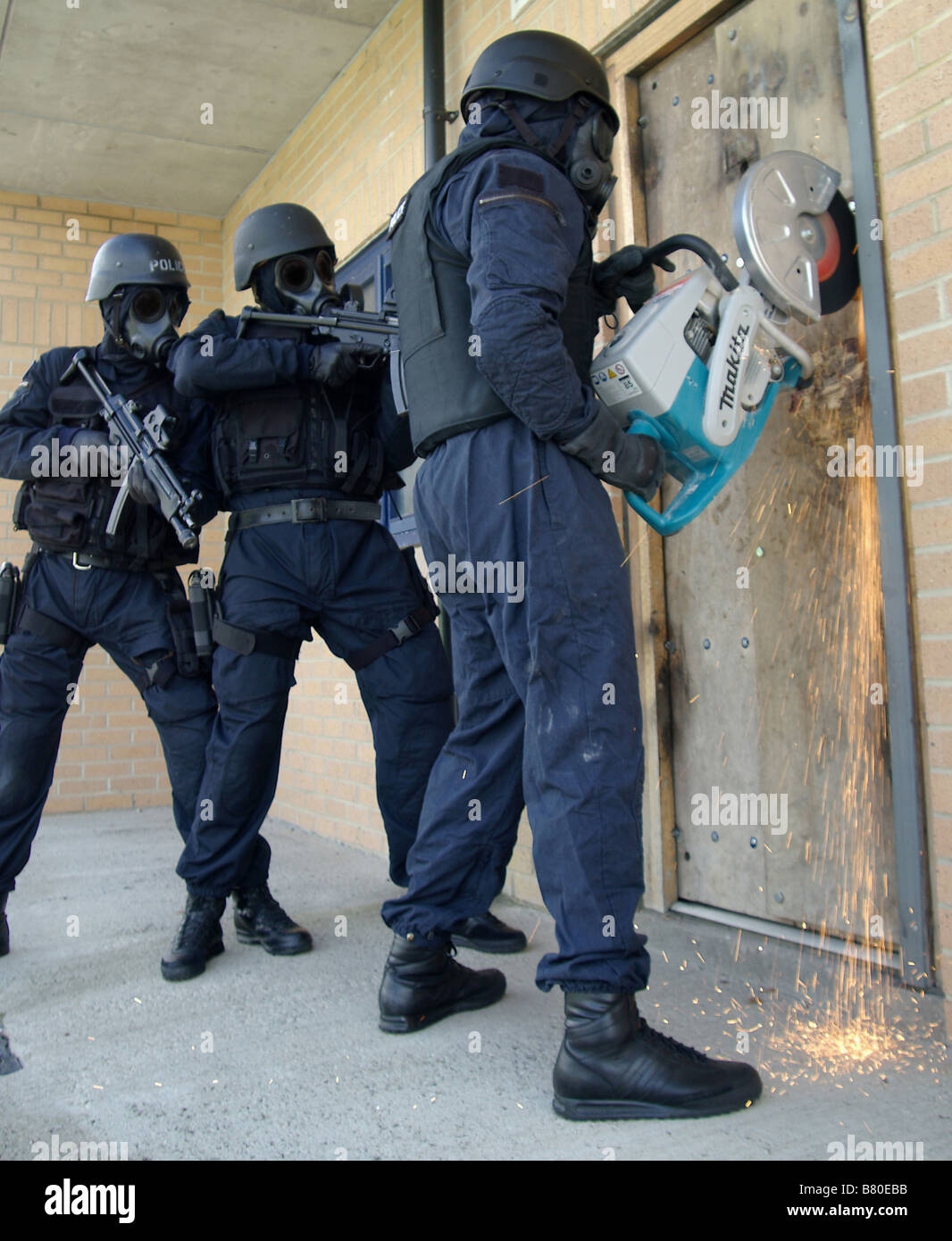 Police dynamic intervention team preparing hi-res stock photography and ...