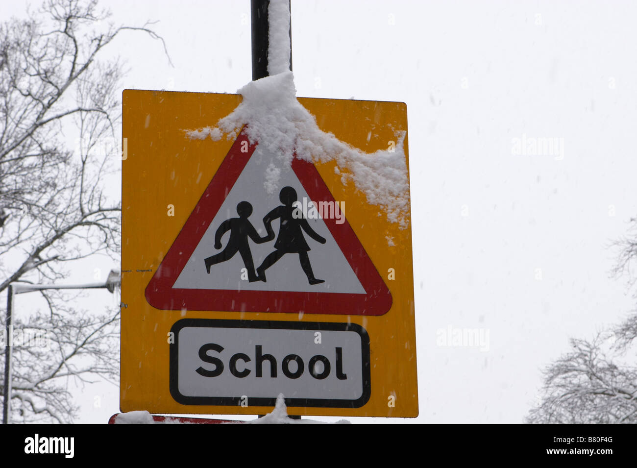 Shcool crossing sign Stock Photo - Alamy
