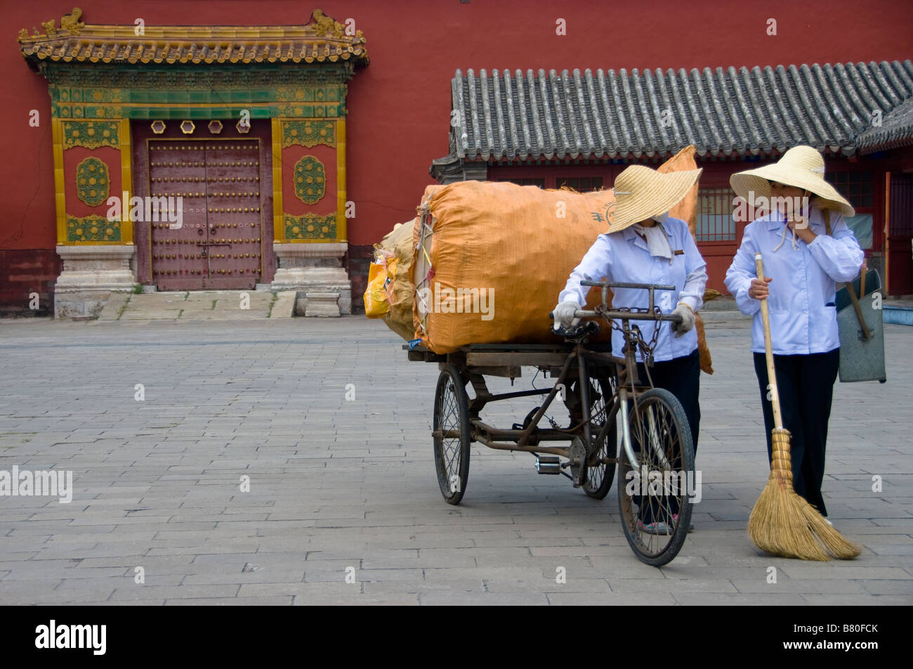 China garbage hi-res stock photography and images - Alamy