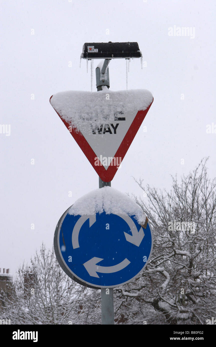 Give way and roundabout sign hi-res stock photography and images - Alamy
