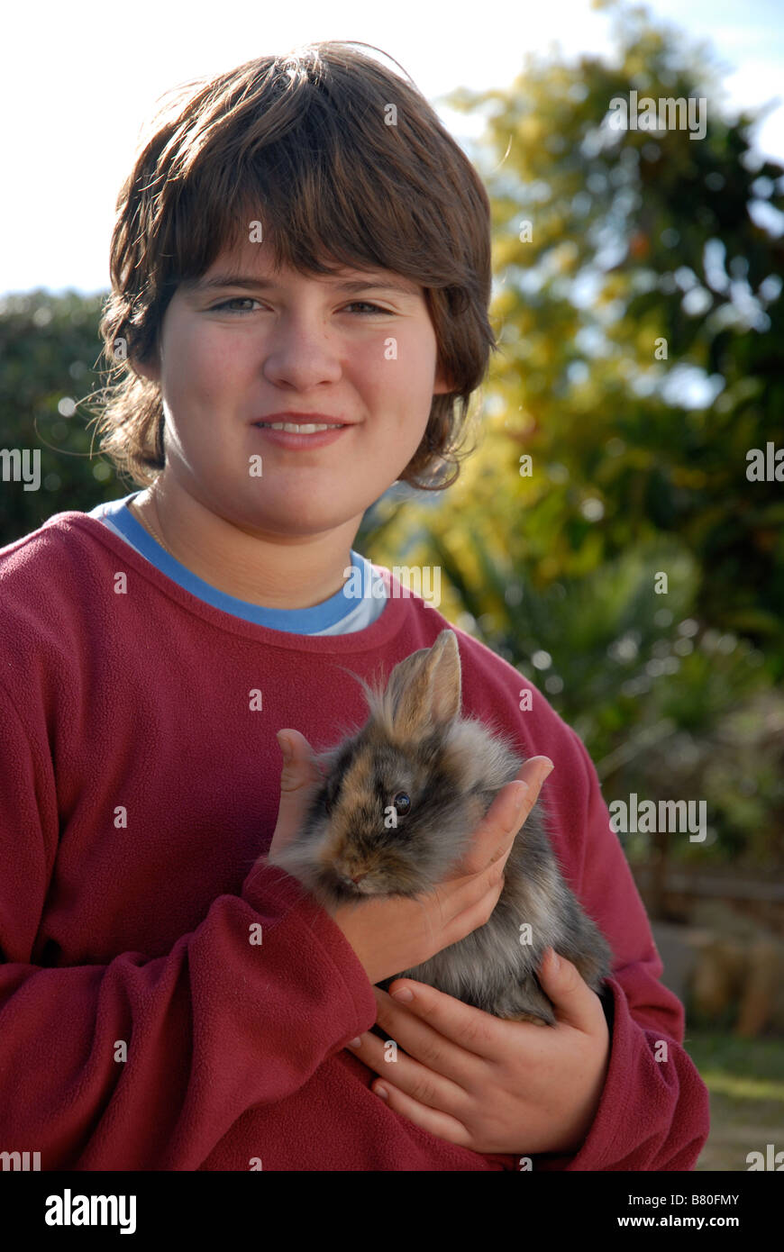 Baby bunny outside alone hi-res stock photography and images - Alamy
