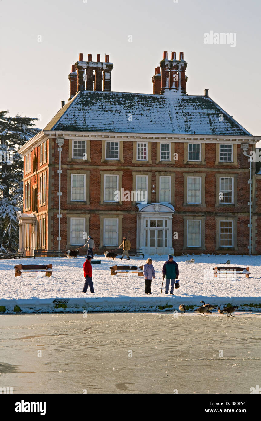 Snow covered stately home hi-res stock photography and images - Alamy