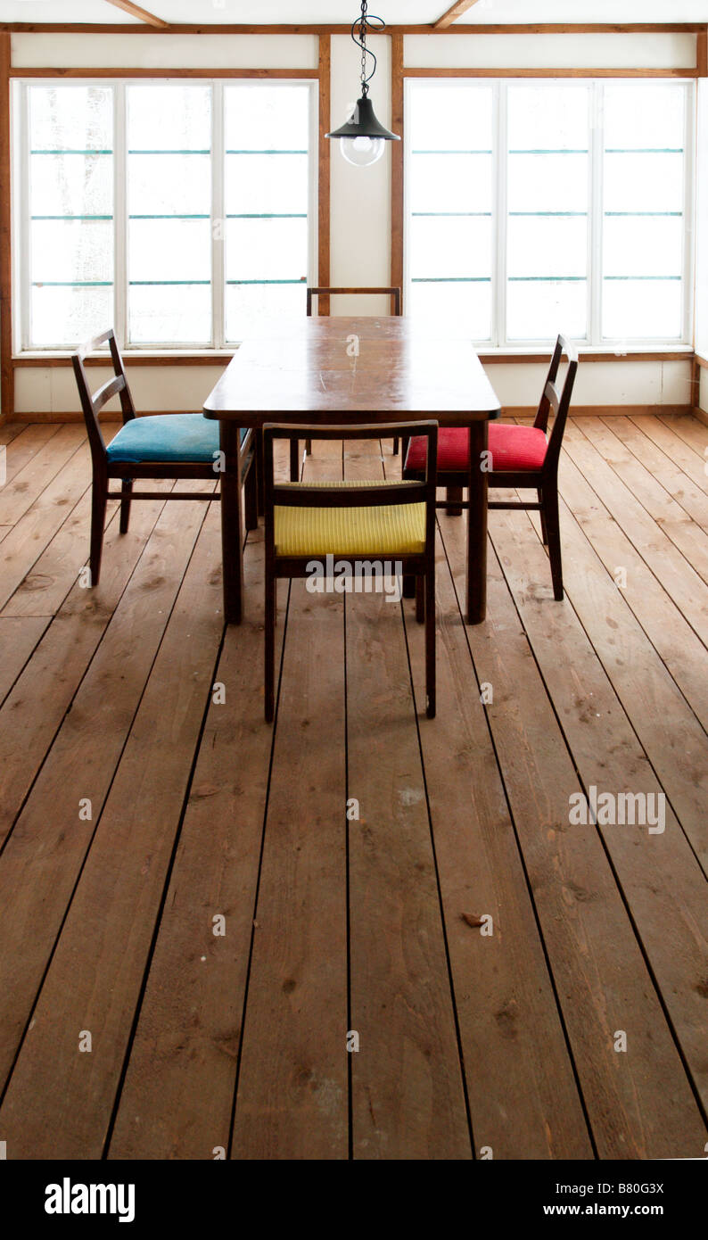 Chairs around a table hi-res stock photography and images - Alamy