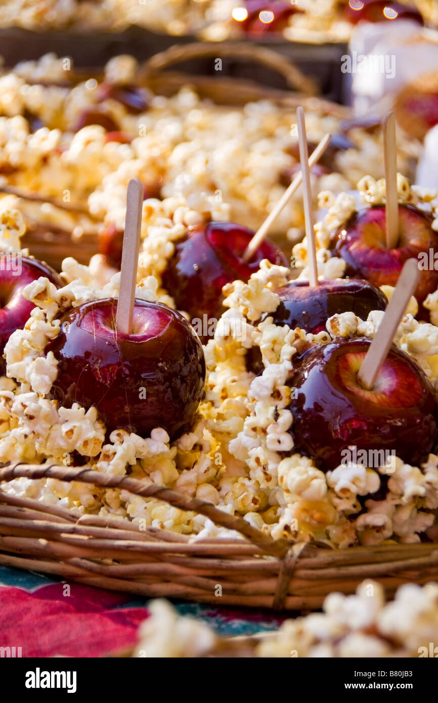 Sticky Apples and popcorn at a market in Buenos Aires Stock Photo - Alamy