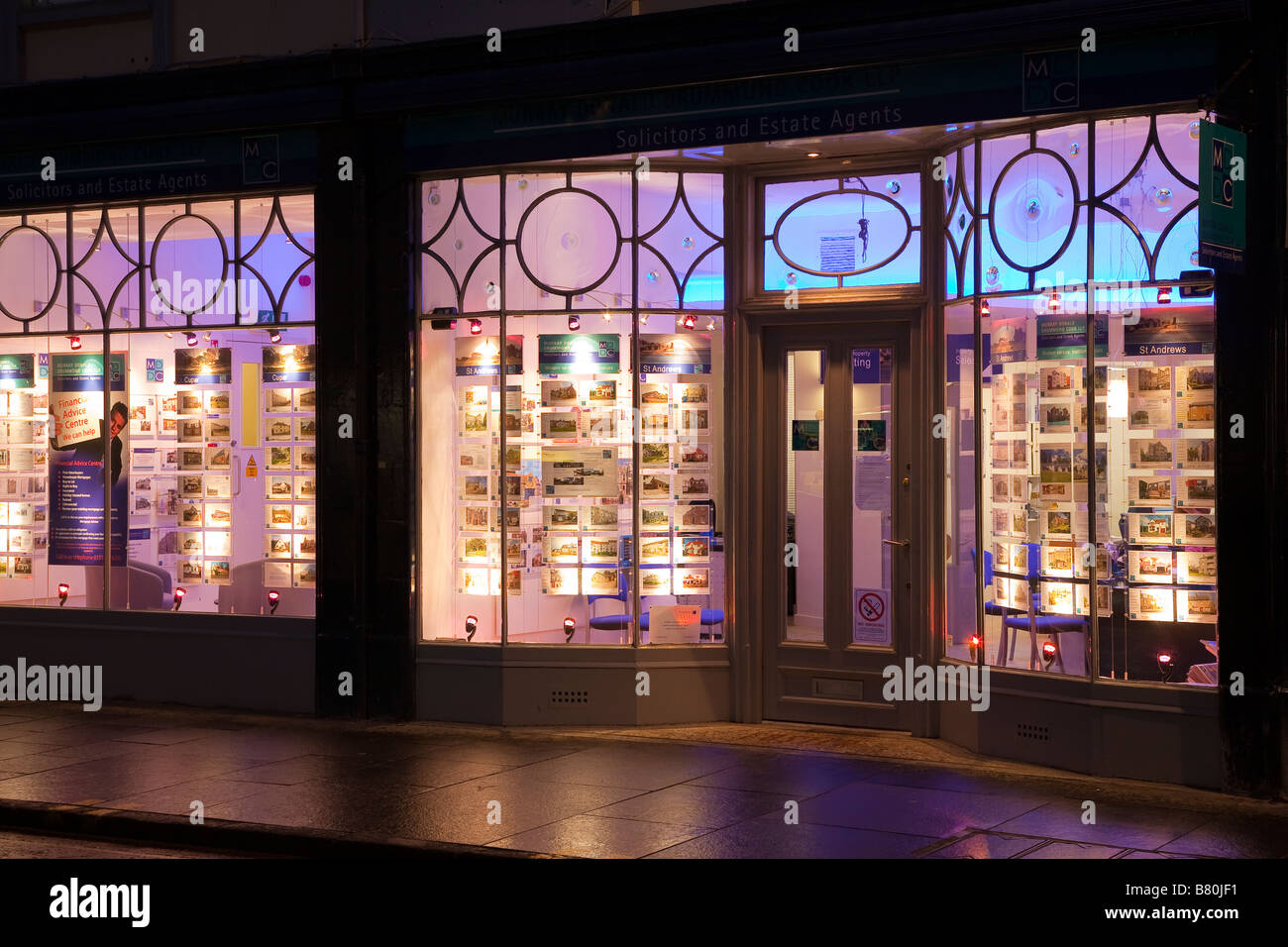 Lit shop window hi-res stock photography and images - Alamy