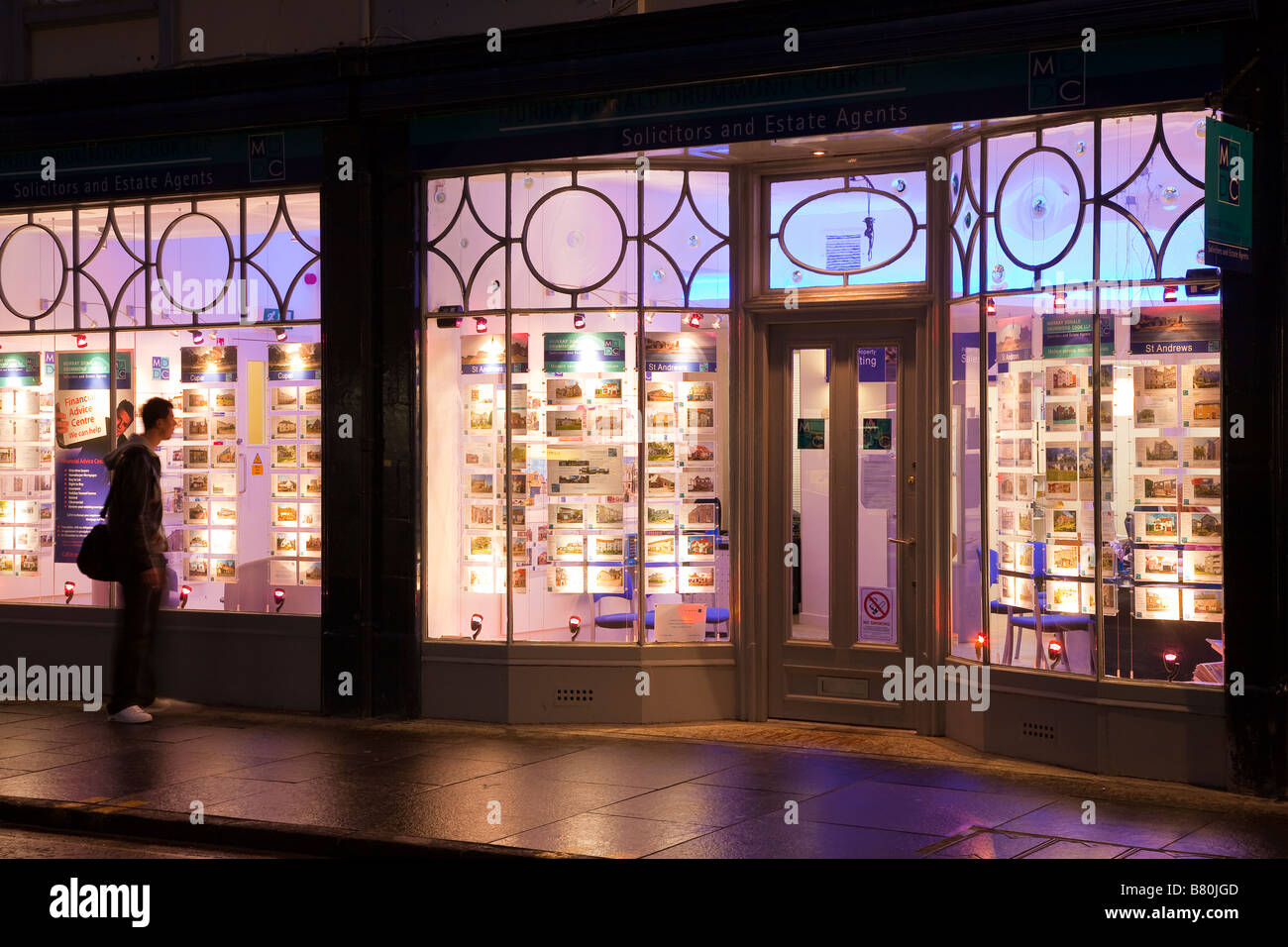 Lit shop window hi-res stock photography and images - Alamy