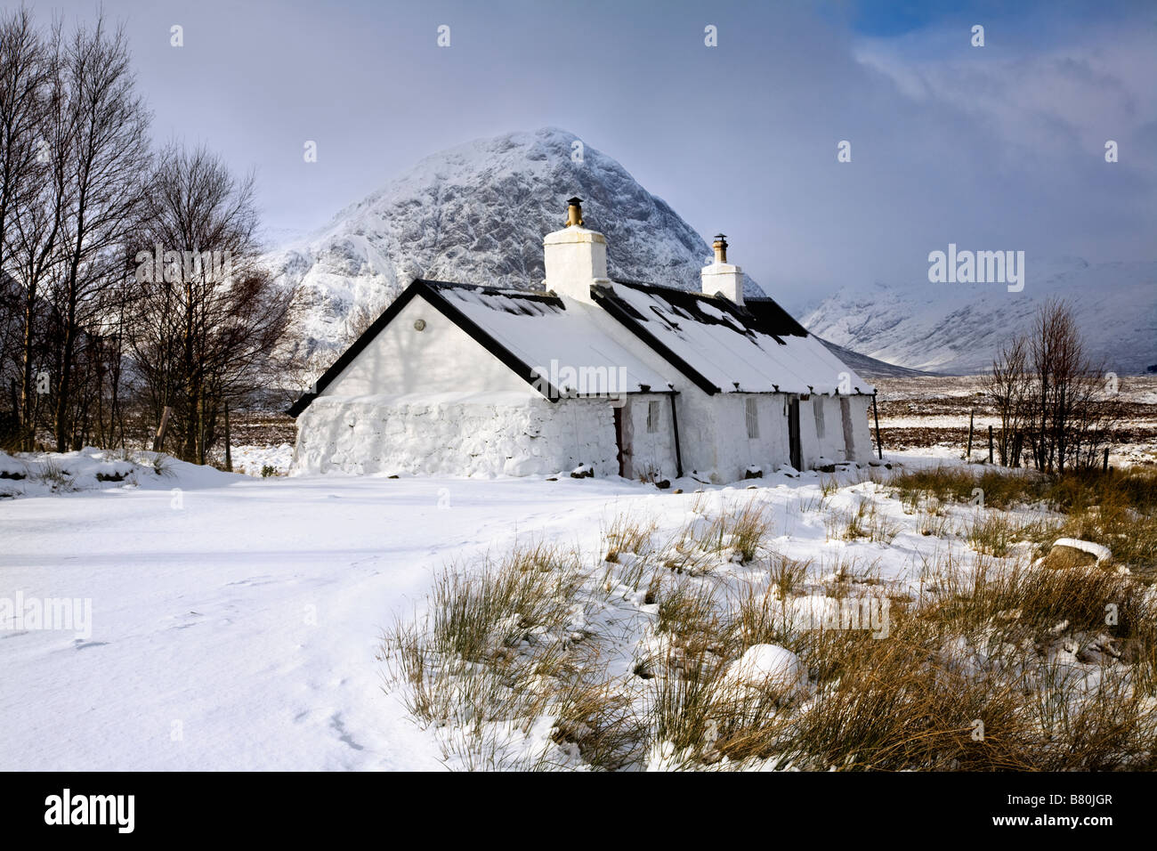 Cottage snow uk hi-res stock photography and images - Alamy