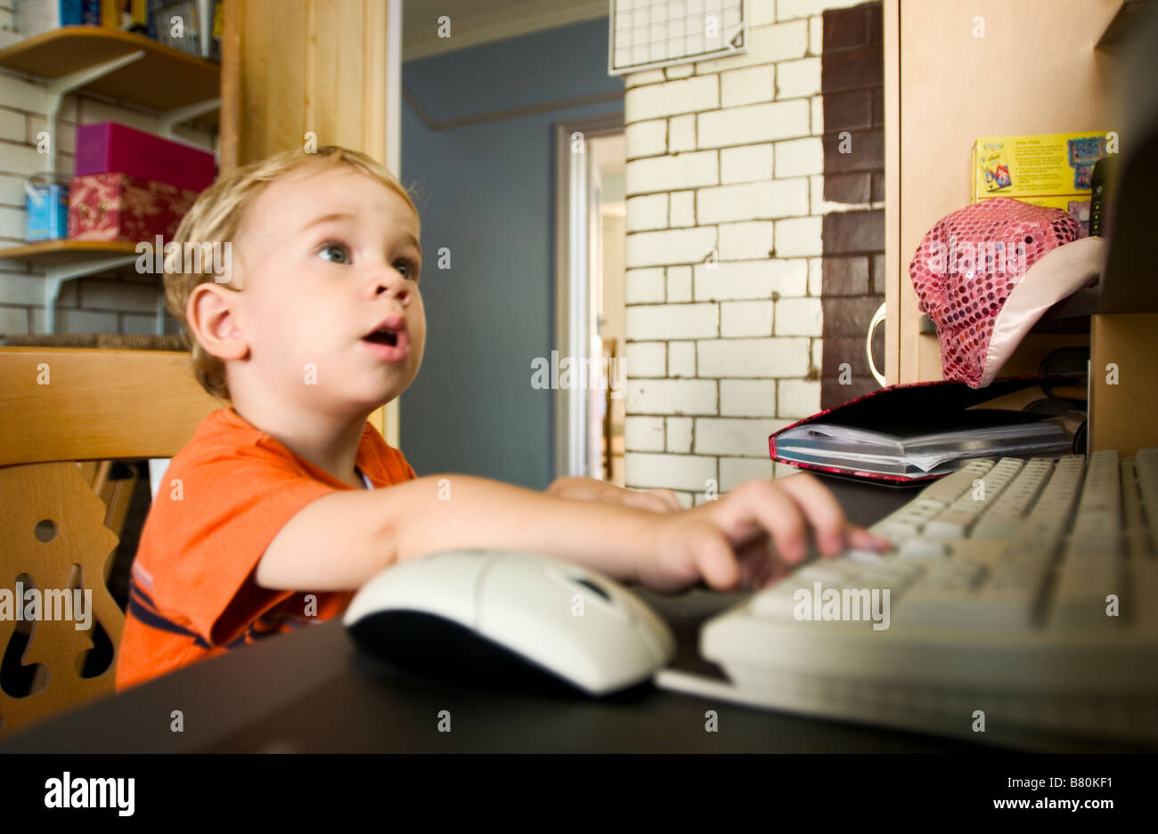 little boy learning how to use computer Stock Photo - Alamy